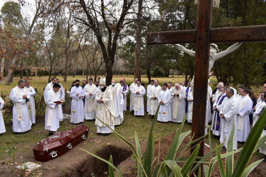 El último adiós al padre Miguel Mangini, quien forjó la “identidad” de ...